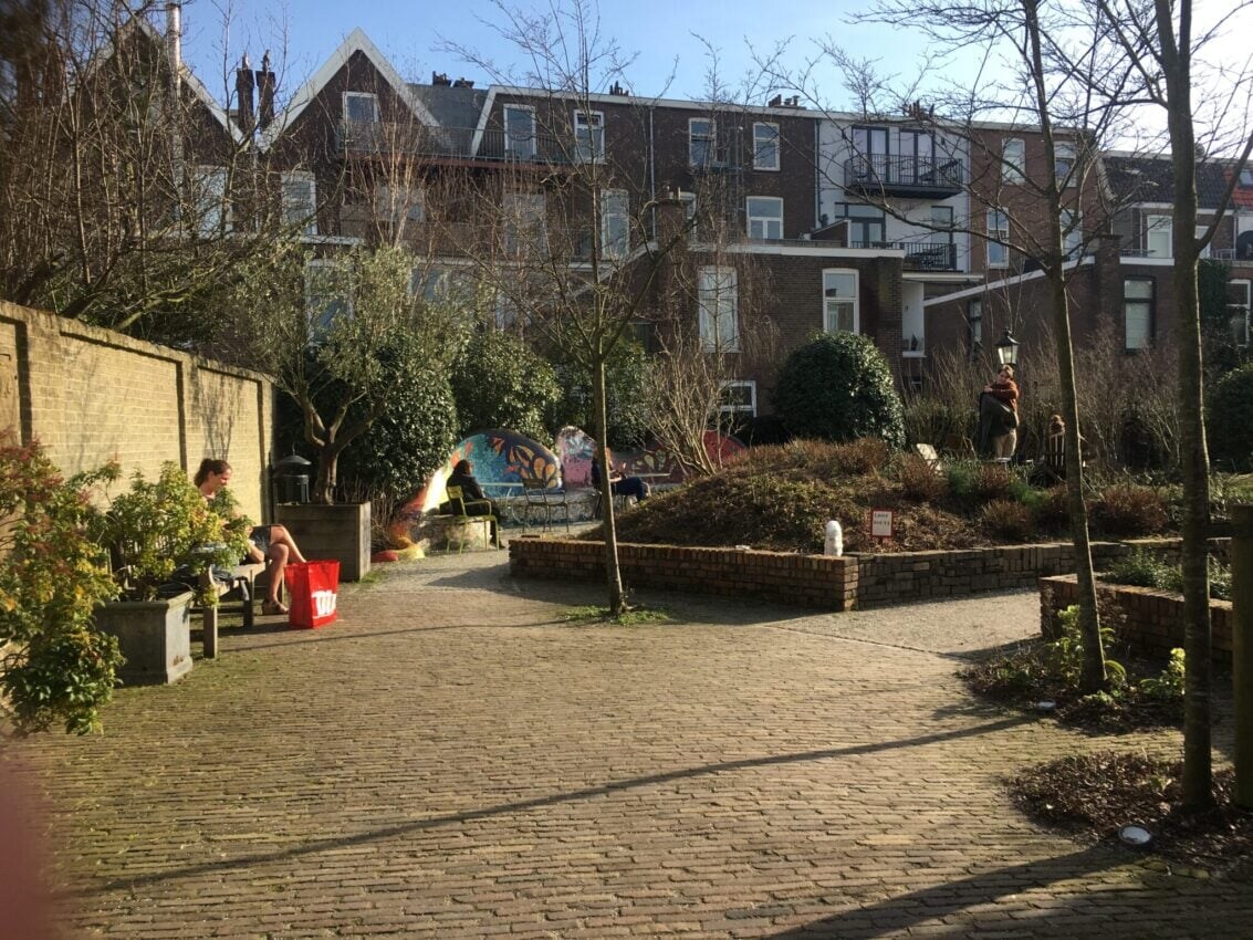 Een mini oase van rust en groen: ken je deze verborgen stadstuin al ...