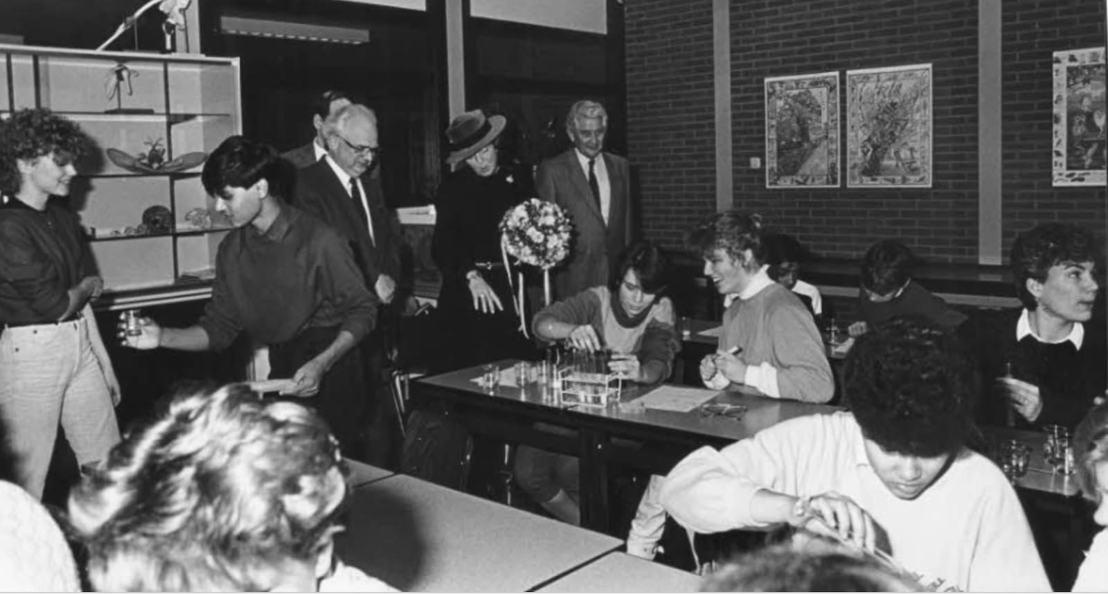 5 x oude beelden van Koningin Beatrix tijdens de opening van het ONC ...