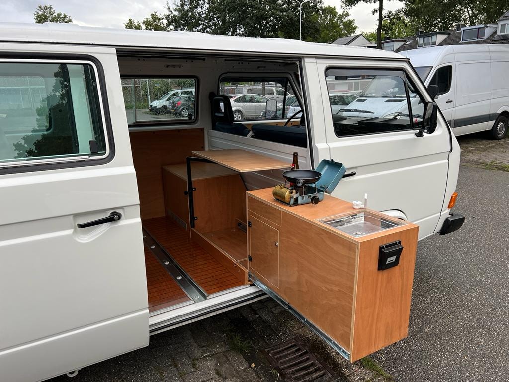 Jordan en Timethy bouwden een eigen camper: 'Na vijf jaar was het ...