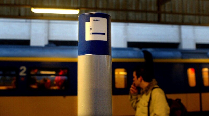 Peukie op het perron? Al zo lang is dat verboden op station Hengelo ...