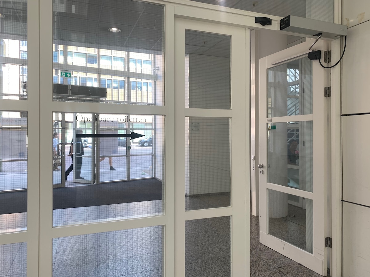 Zeiken maar: hier in het centrum van Den Haag kun je gratis naar de wc ...