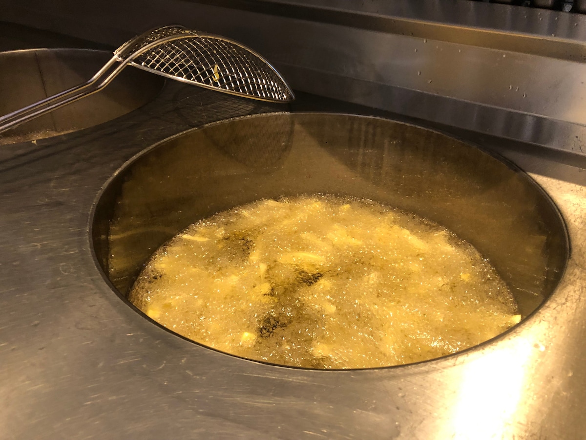 Johan nam de bekendste frietzaak van Eindhoven over: 'De standaard ligt ...