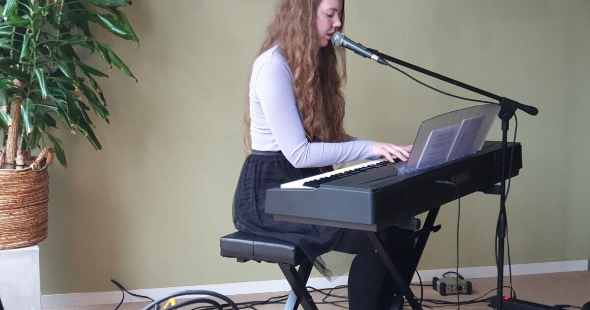 Singer-songwriter Maya (18): 'Ik hoef niet rijk of beroemd te worden ...