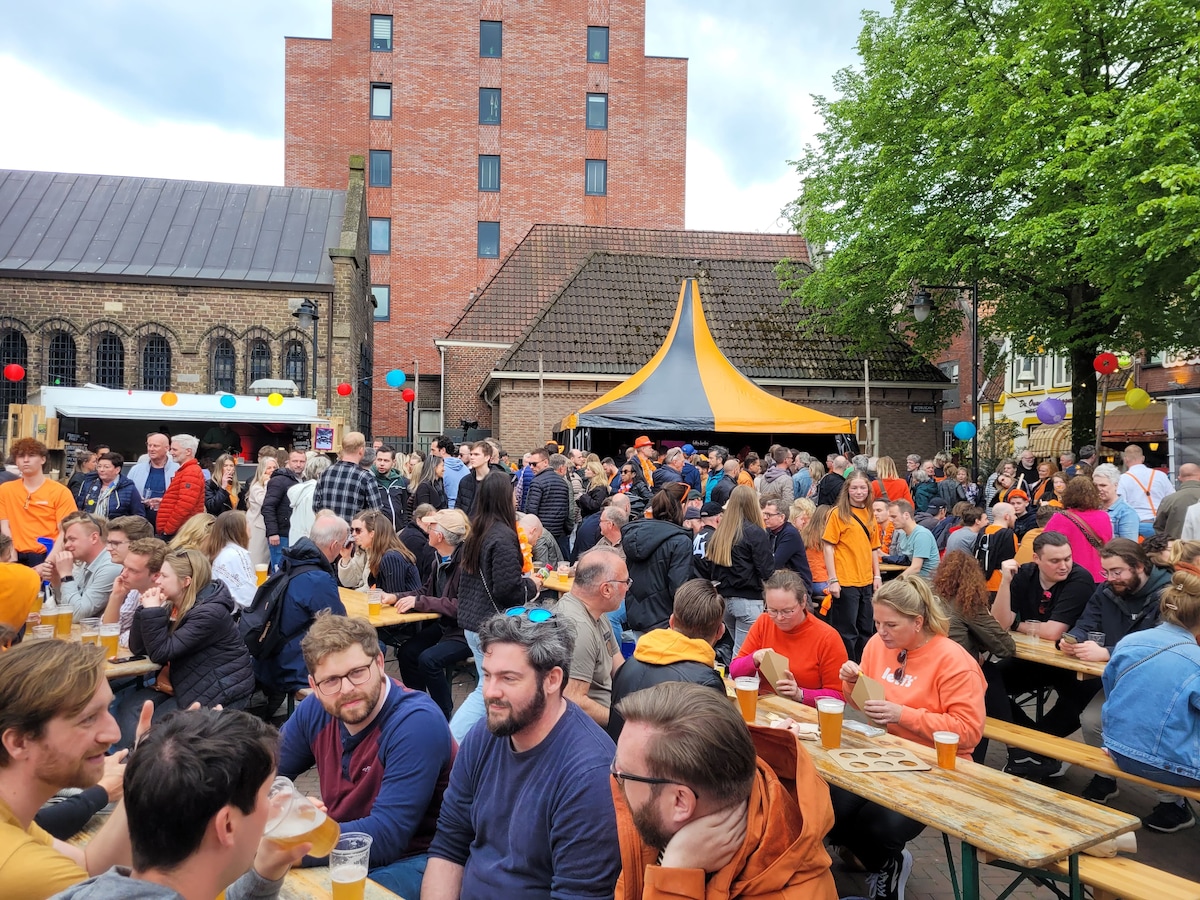 Waar is dat feestje? Alles over Koningsdag 2025 in Enschede | Foto ...