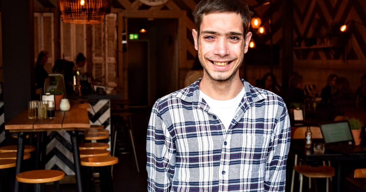 Ivan werkt in het donker bij Restaurant Zwart: 'Iemand roept 'Aah!' en ...
