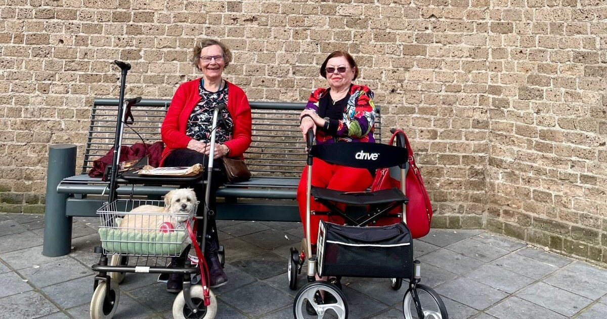 Een toevallige ontmoeting op het Simonsplein: Anna en Maria zitten niet ...