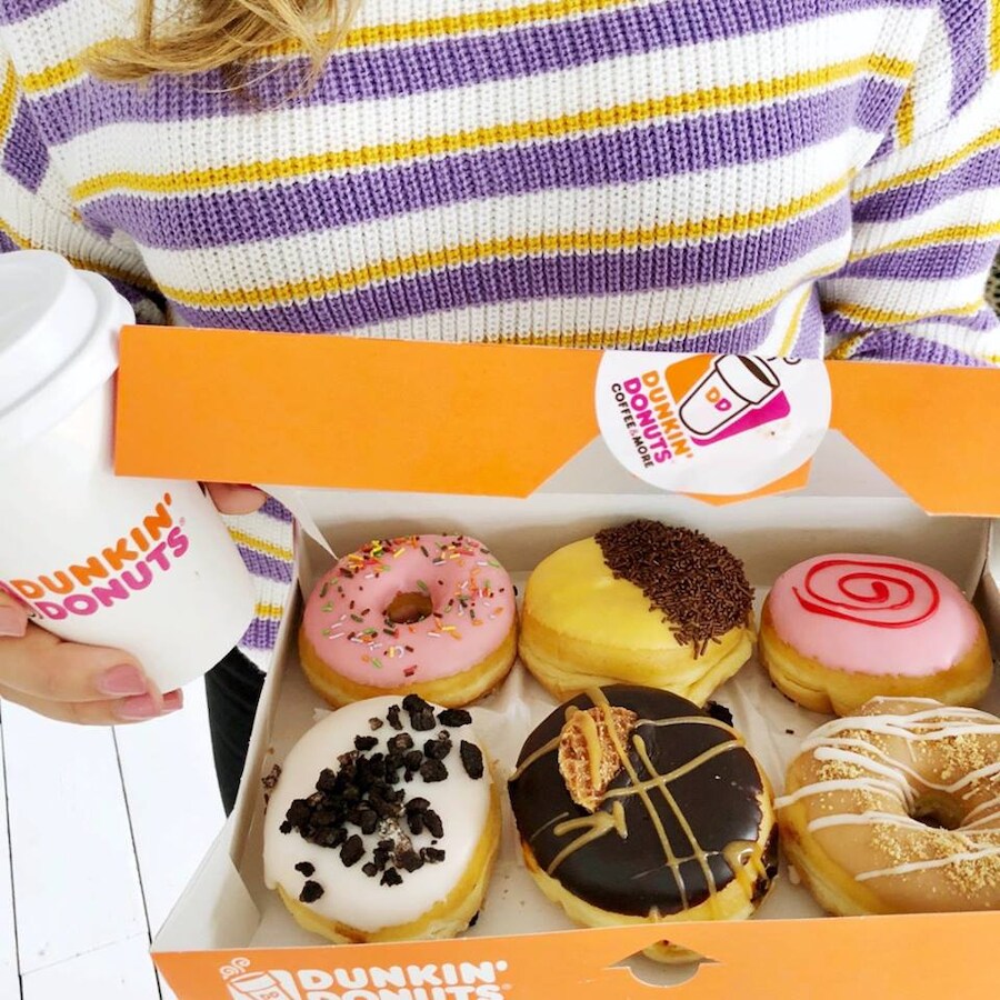 Yes! Er komt een nieuwe Dunkin' Donuts en ze delen weer donuts uit ...