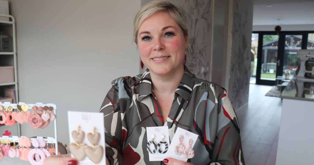 Roeline maakt oorbellen van klei: 'Maar geen beertjes of pinguïns meer ...