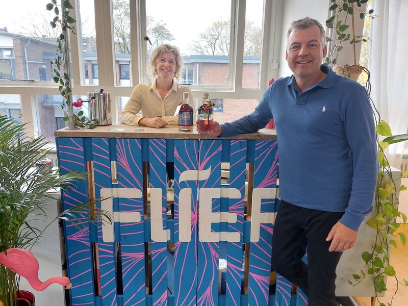 Buschauffeur Micha bedacht aan zijn keukentafel eigen gin-merk: 'We ...