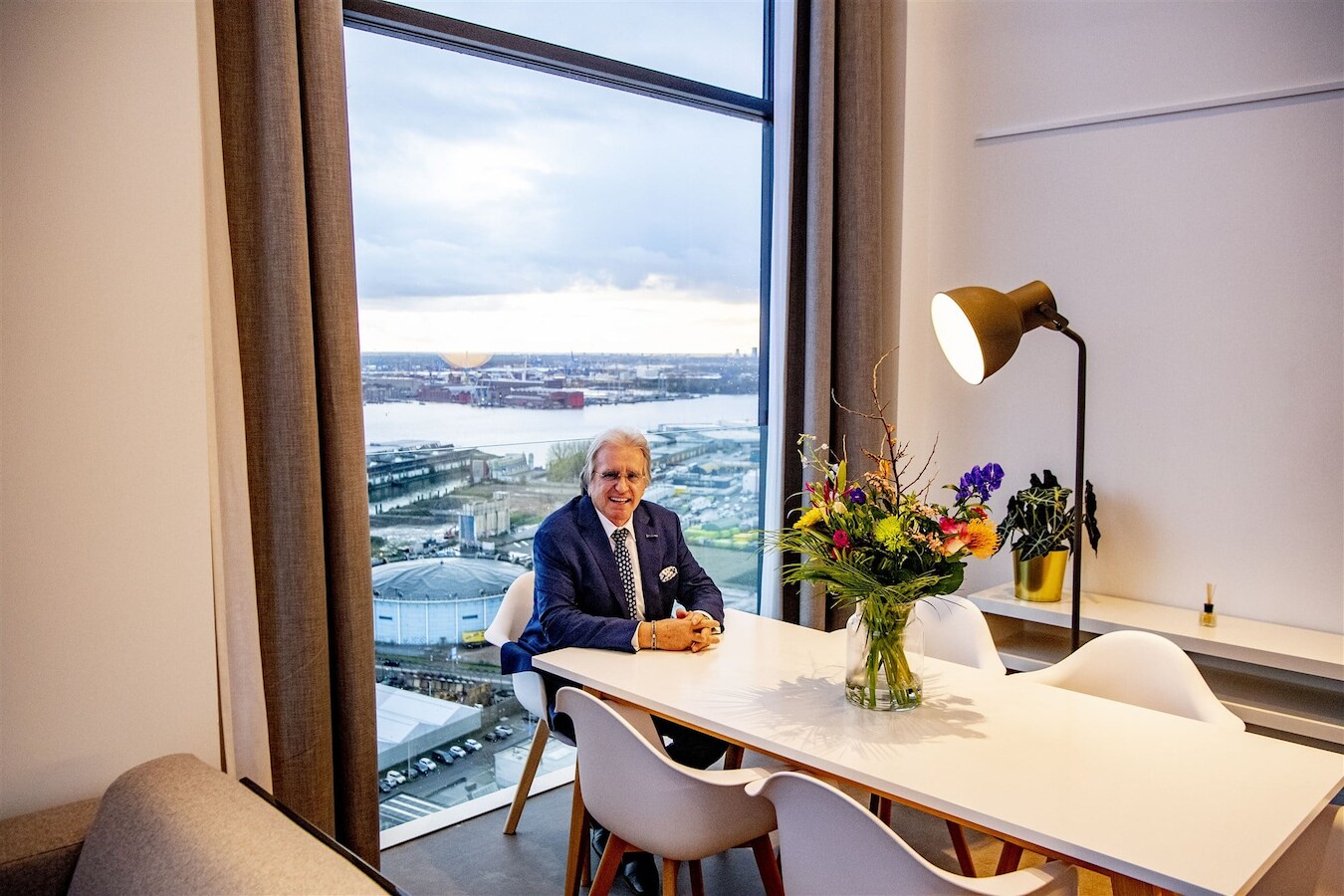 Lee Towers is jarig! Een ode aan de iconische zanger | Foto | indebuurt.nl