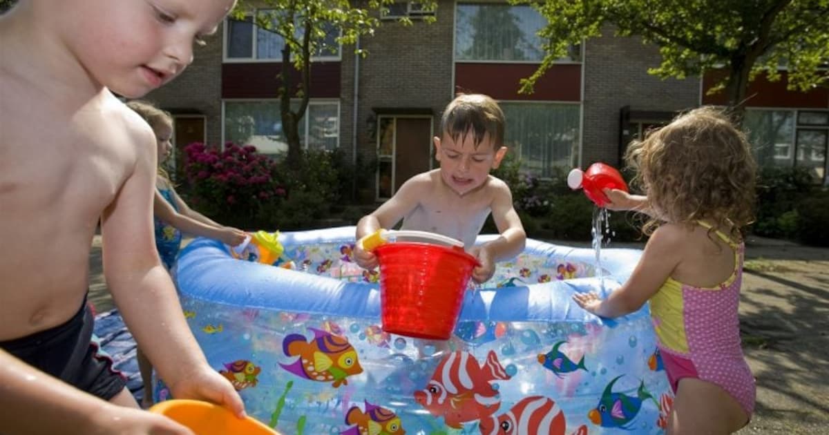 Mag dat: je oude opblaasbare zwembad bij het plastic afval gooien ...