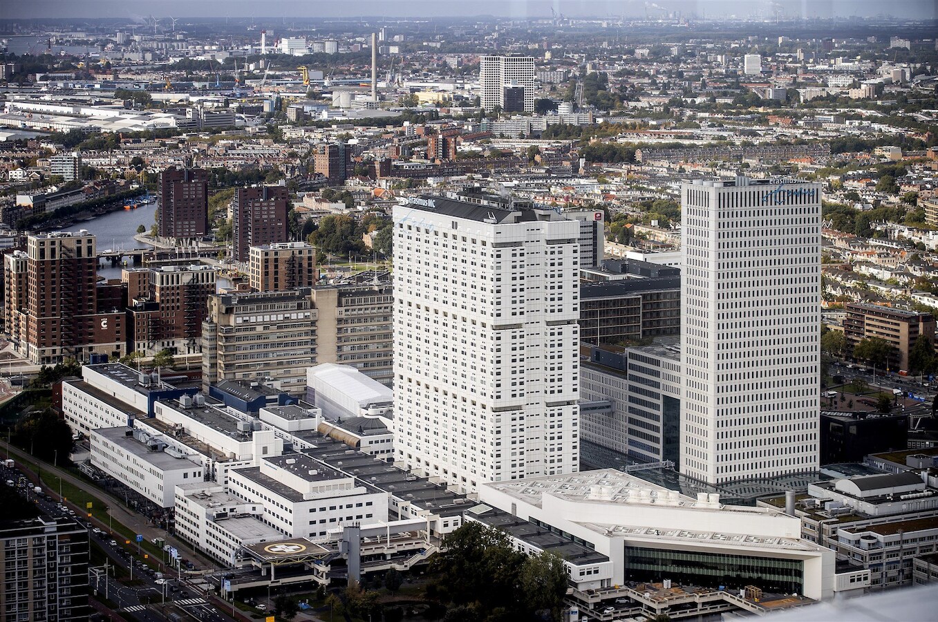 Gaaf! Dit is het uitzicht vanaf het hoogste punt van De Zalmhaventoren ...