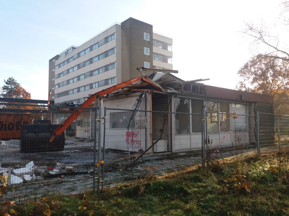 Foto's: de sloop van het Sint-Elisabeth ziekenhuis | Foto | indebuurt.nl