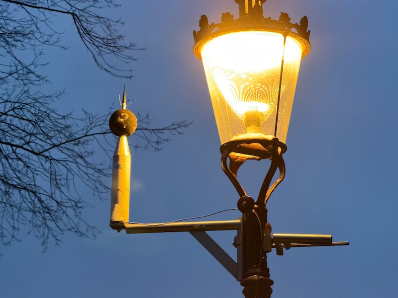 Wat hangt hier aan een Amsterdamse lantaarnpaal? Zelfs na speurwerk ...