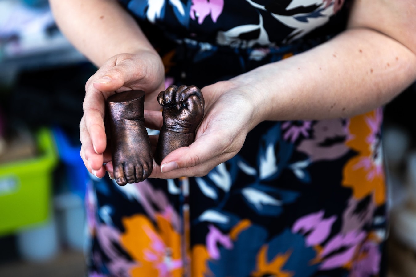 Kunstenares Machteld maakt bellypaints en beeldjes van babyhandjes en ...