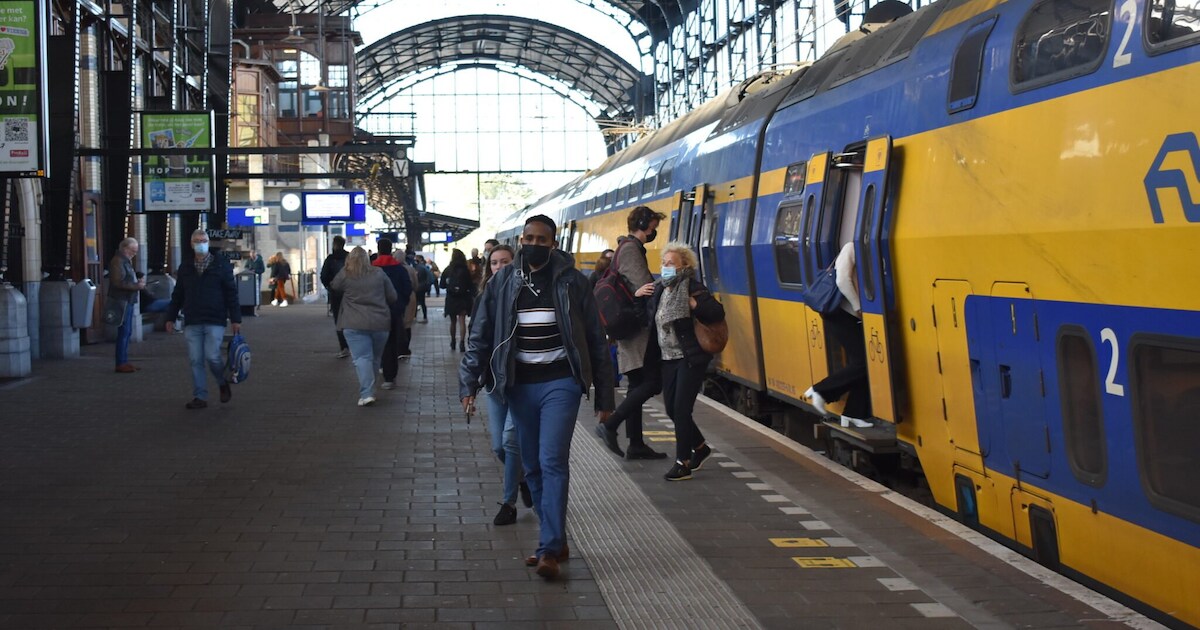 Peukie op het perron? Al zo lang is dat verboden op station Haarlem ...
