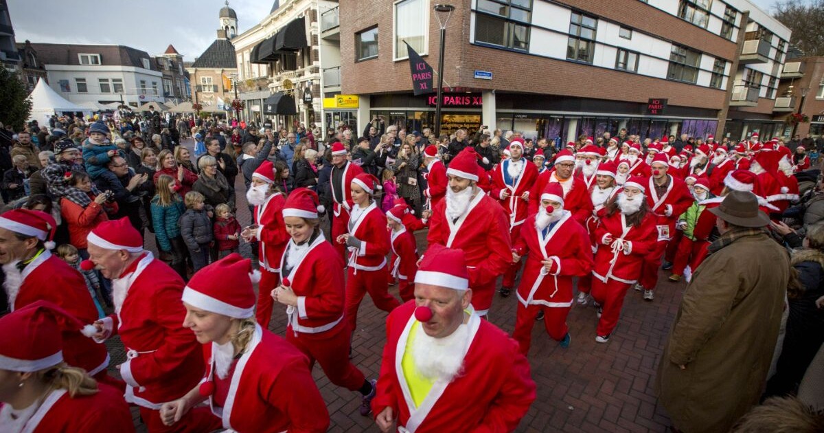 Toen in Almelo: honderden kerstmannen lopen mee in Santa Run | Regio ...