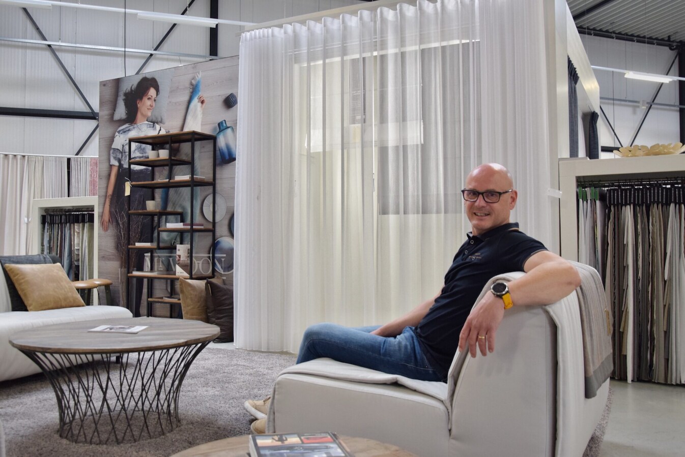 Ronald runt De Bossche Tapijtschuur: 'Visgraatvloeren zijn niet aan te ...