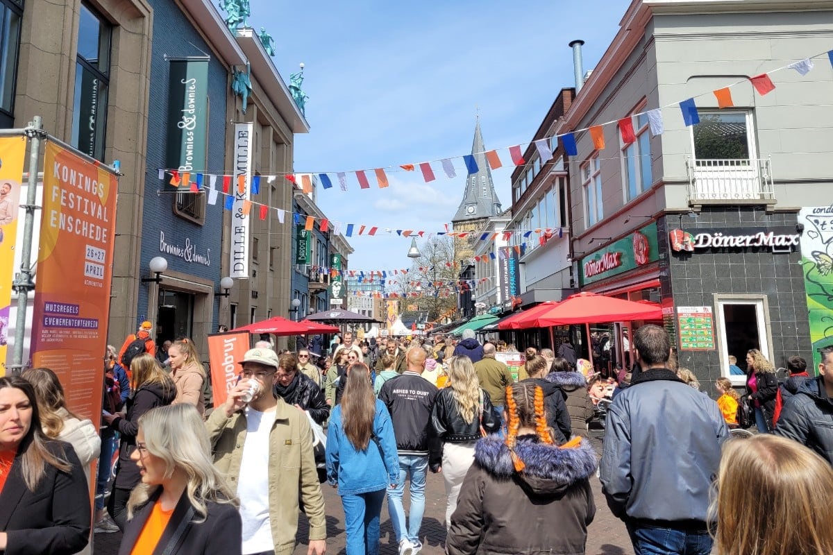 Van muntgeld tot zakdoekjes: 9 x dit moet je meenemen op Koningsdag in ...