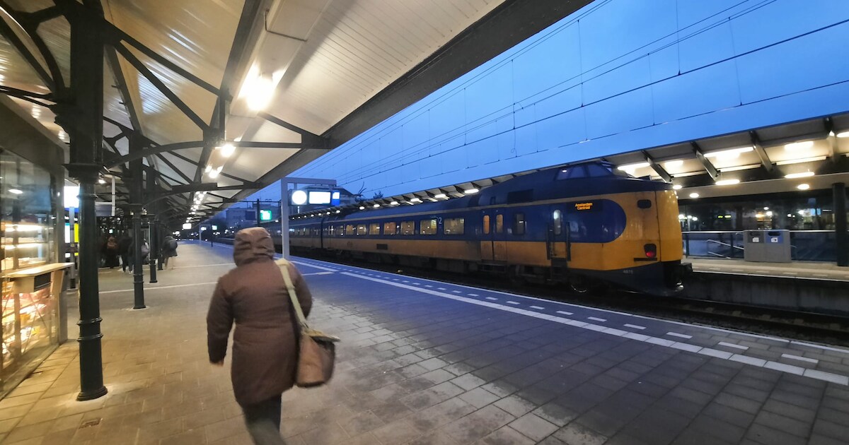 Peukie op het perron? Al zo lang is dat verboden op station Apeldoorn ...