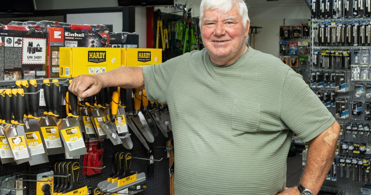 Meine Woudstra (74) sluit zijn alles-in-een-winkel: 'Tijd om te gaan ...