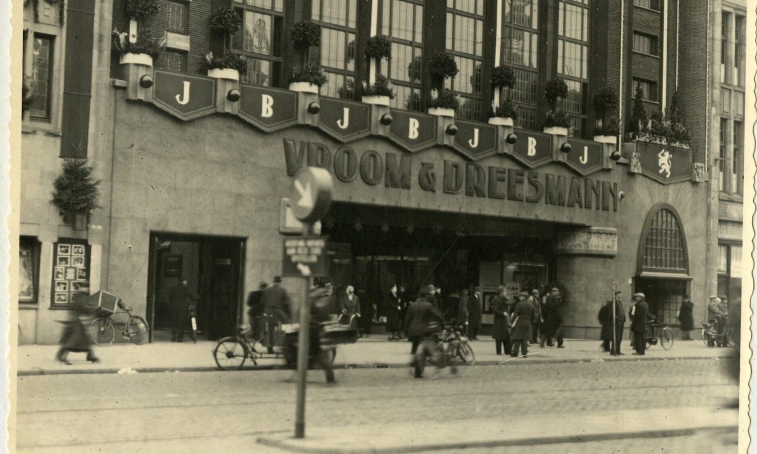 Het oude V&D-lettertype is terug in Den Haag, maar dan op de nieuwe ...