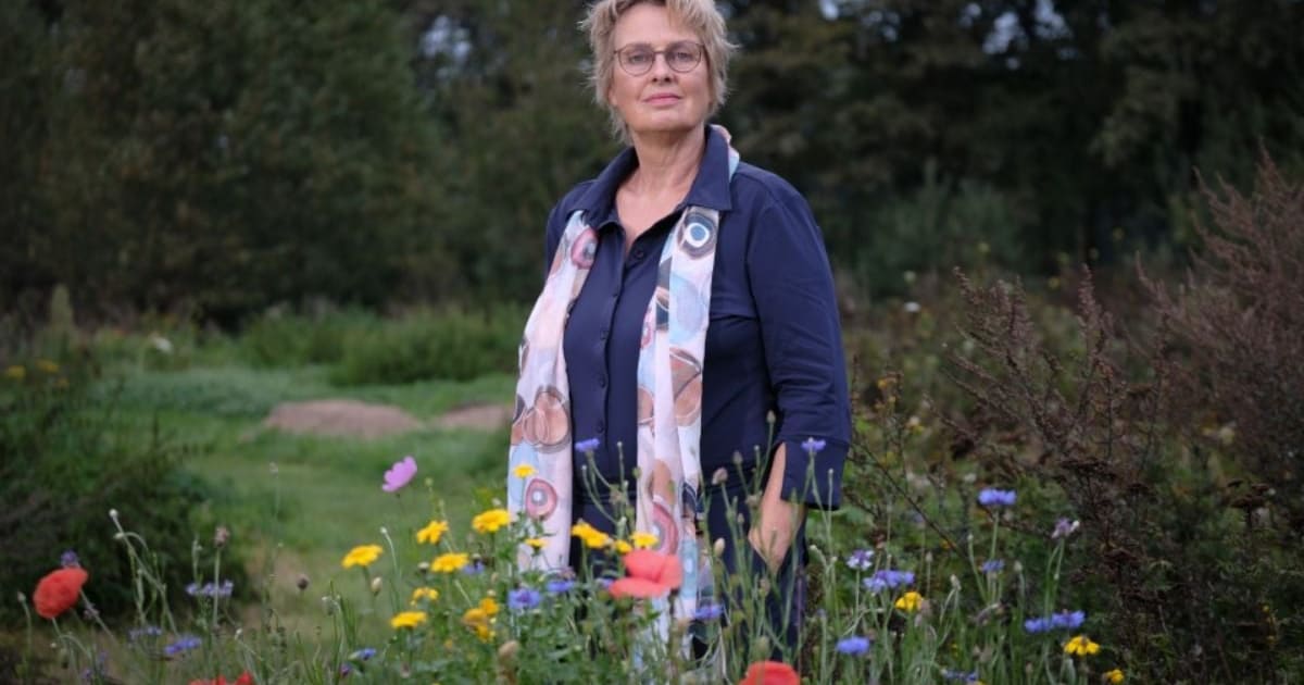 Kleuterjuf Carla begeleidt nu uitvaarten (en dat doet ze niet op een ...