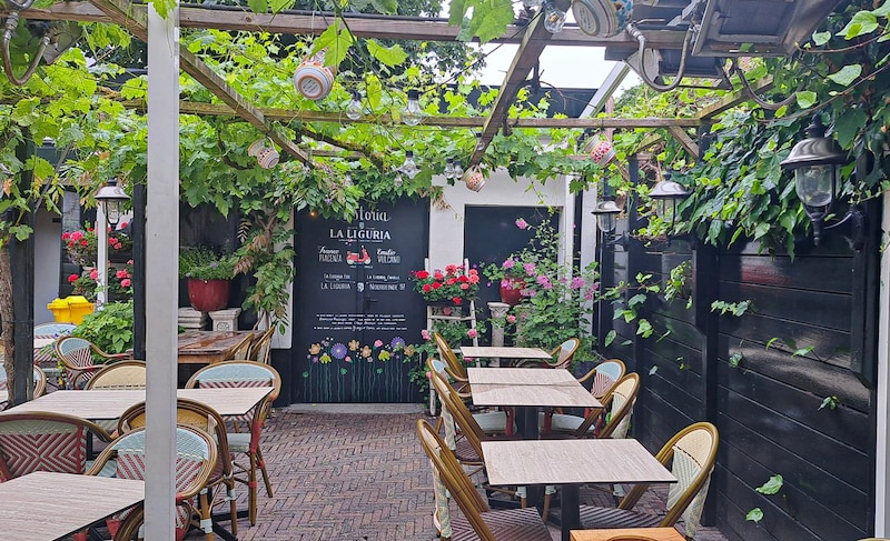 Eten in de secret garden van La Liguria aan het Noordeinde | Regio ...