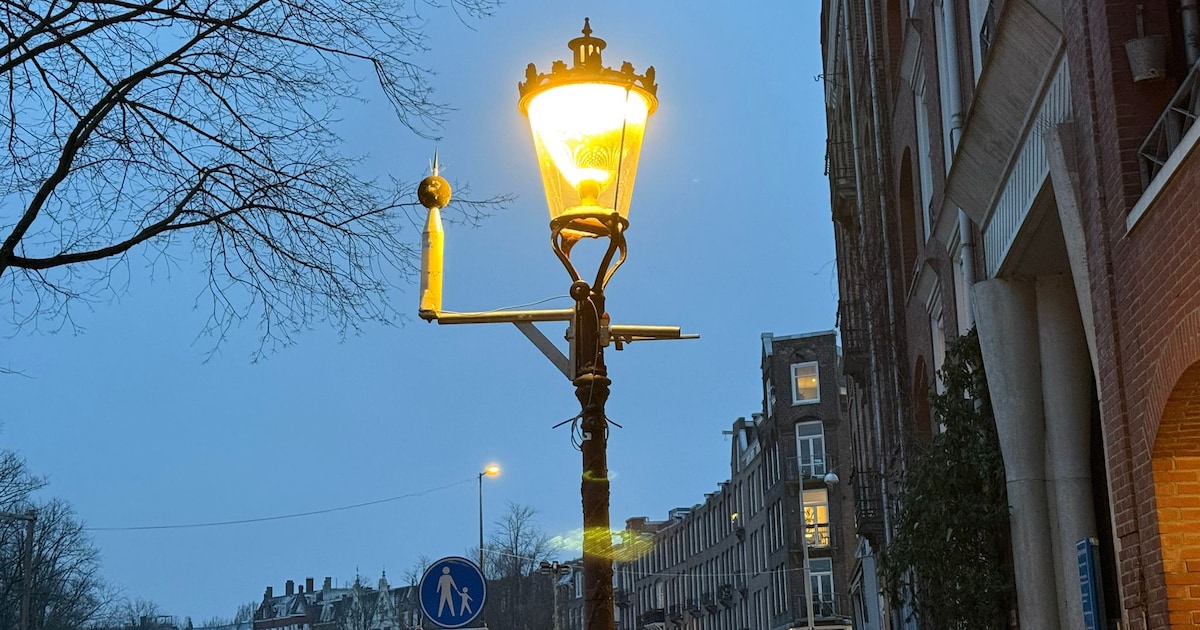 Wat hangt hier aan een Amsterdamse lantaarnpaal? Zelfs na speurwerk ...