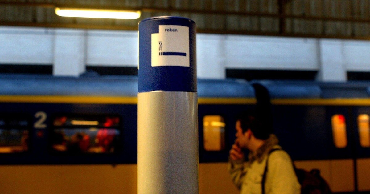 Peukie op het perron? Al zo lang is dat verboden op de stations in ...