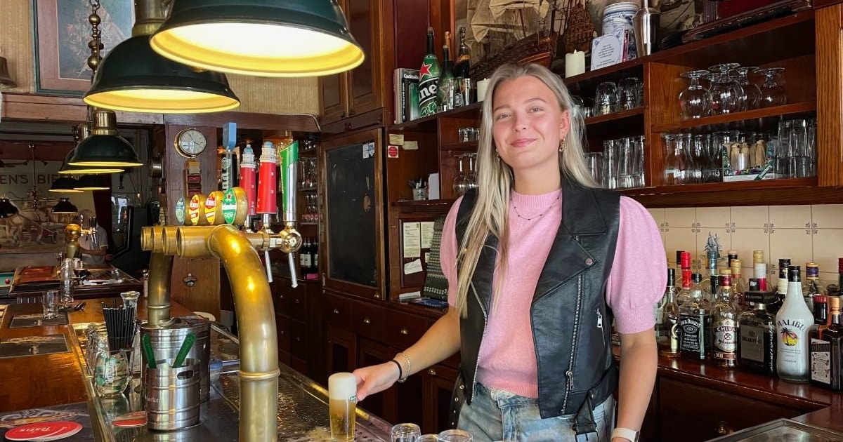 Lynn (21) serveert biertjes in een van de laatste bruine cafés van ...