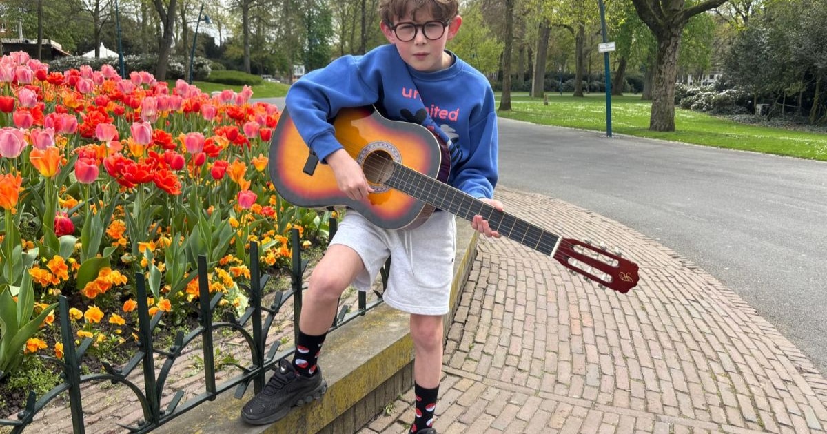 Muziek tussen de tulpen: Bredase Boan (9) speelt gitaar in het ...