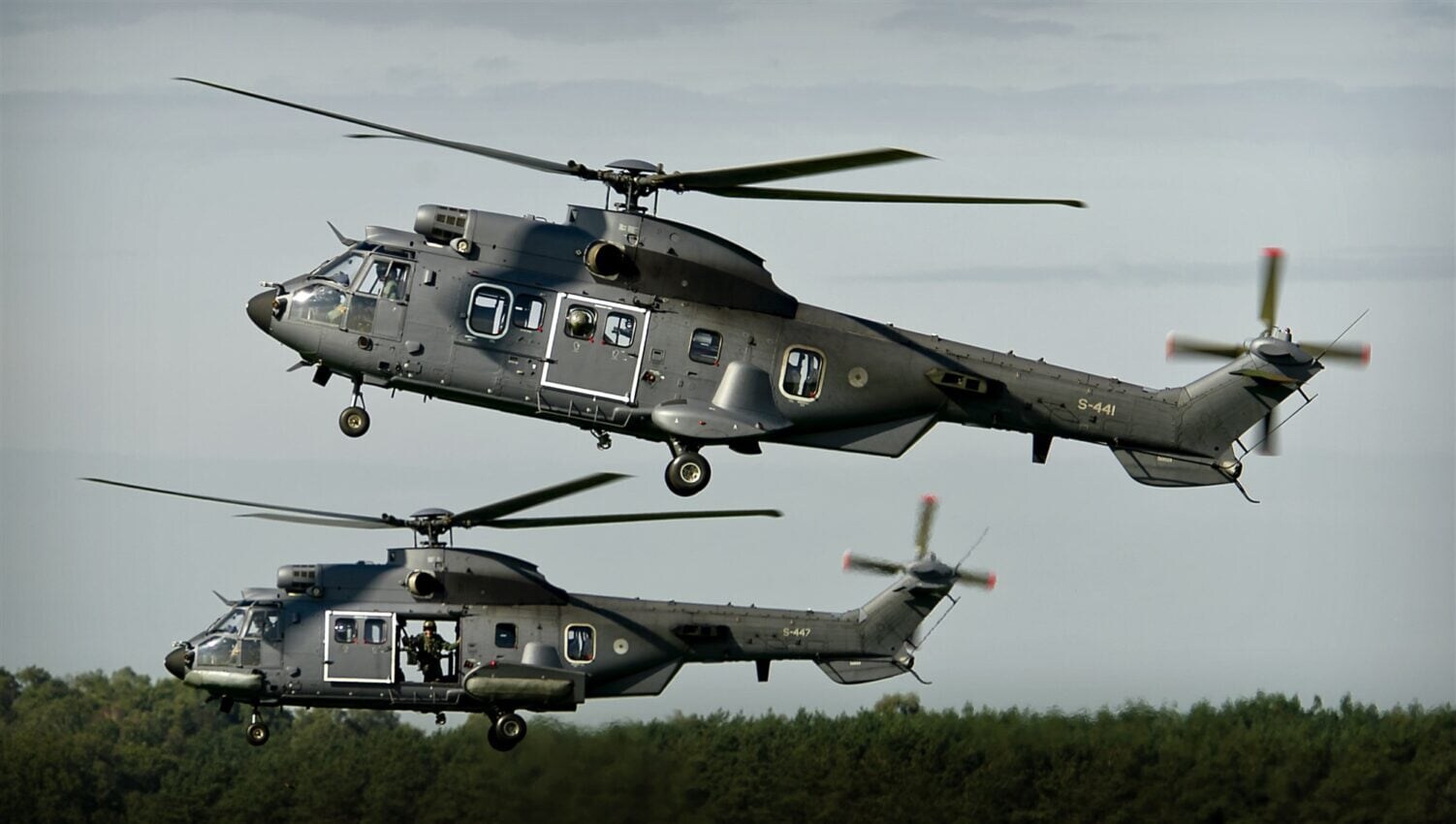 Daarom vliegen er helikopters van defensie over Den Haag | Foto ...