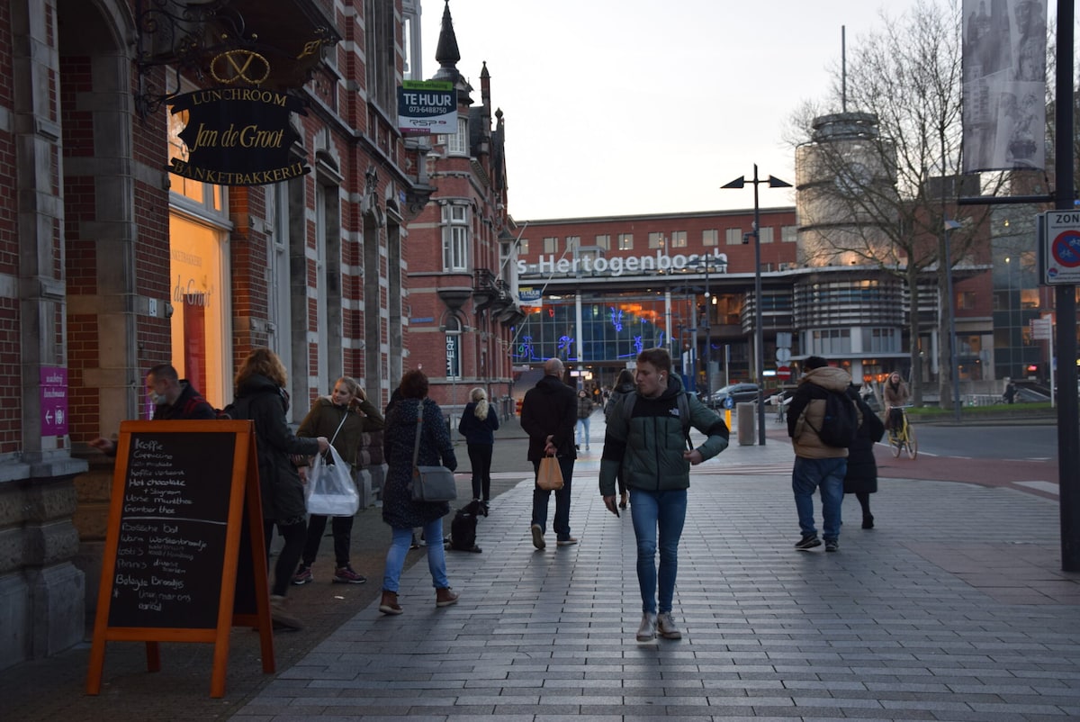 Even geen broodje rookworst op het station: HEMA is tijdelijk dicht ...