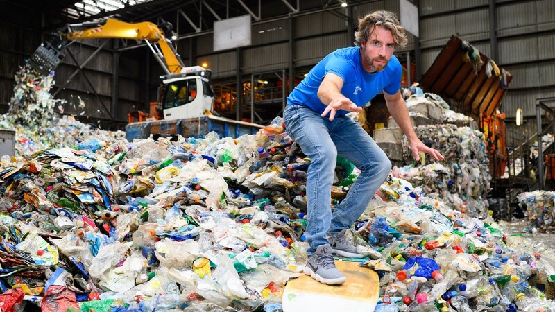 Merijn gaat al surfend plasticvervuiling te lijf: 'Je kunt wel degelijk ...