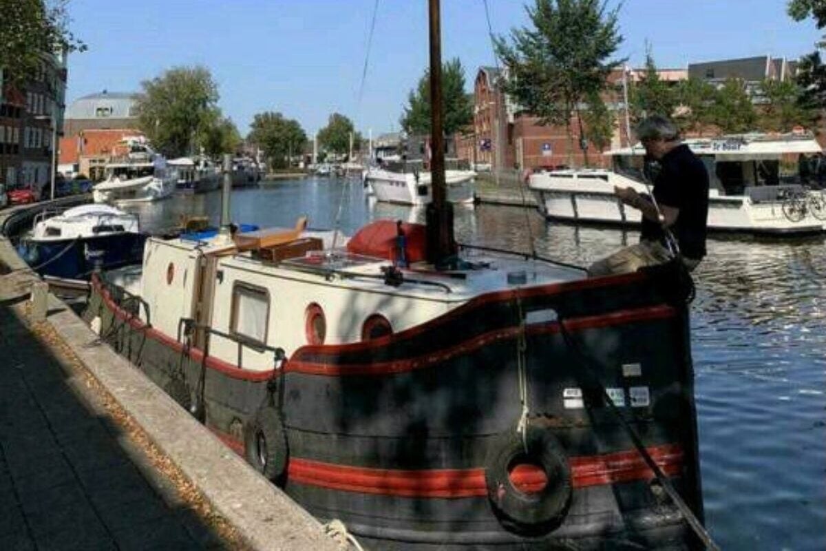 Coen bouwt een boot om tot B&B: 'Als je binnenkomt proef je gelijk de ...