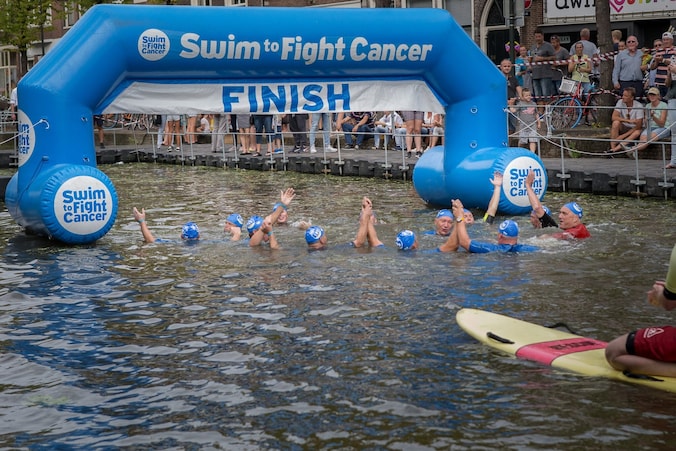Spetteren voor het goede doel: Swim to Fight Cancer komt naar Delft ...