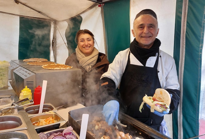 Sasan en Linda staan op de markt met tapas: ‘In de lunchpauze staat er ...