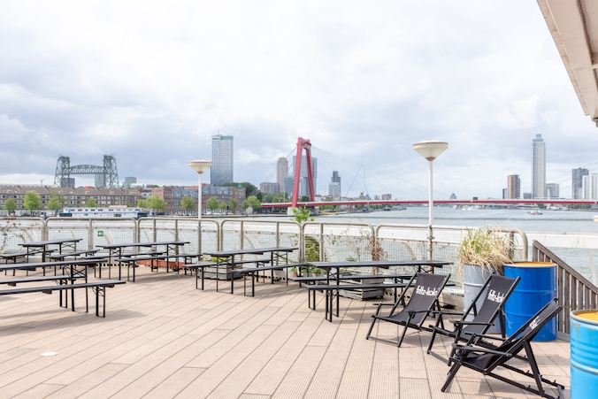 Nieuwe zomerhotspot: Bar Dek opent op het terras van Tropicana | Regio ...