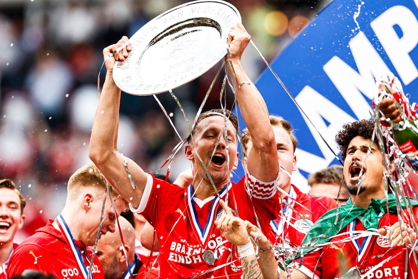 PSV pakt opnieuw de landstitel: zo zag het kampioensfeest eruit in 2024 ...